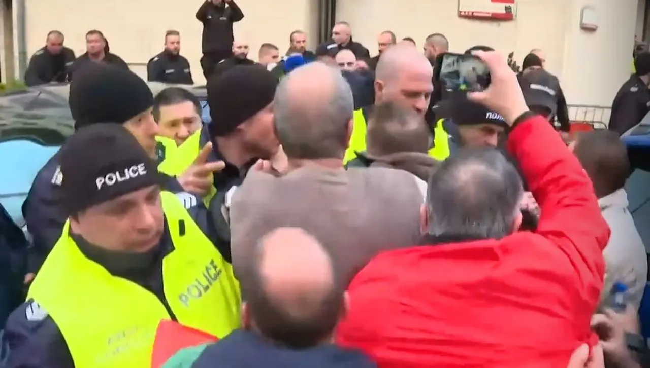 Протест на БОЕЦ пред МВР стигна се до сблъсък Фактор